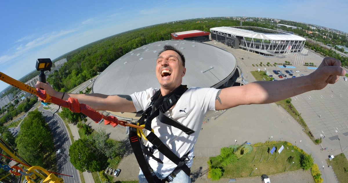 Obok Atlas Areny stanął gigantyczny dźwig. Można z niego skoczyć na ...