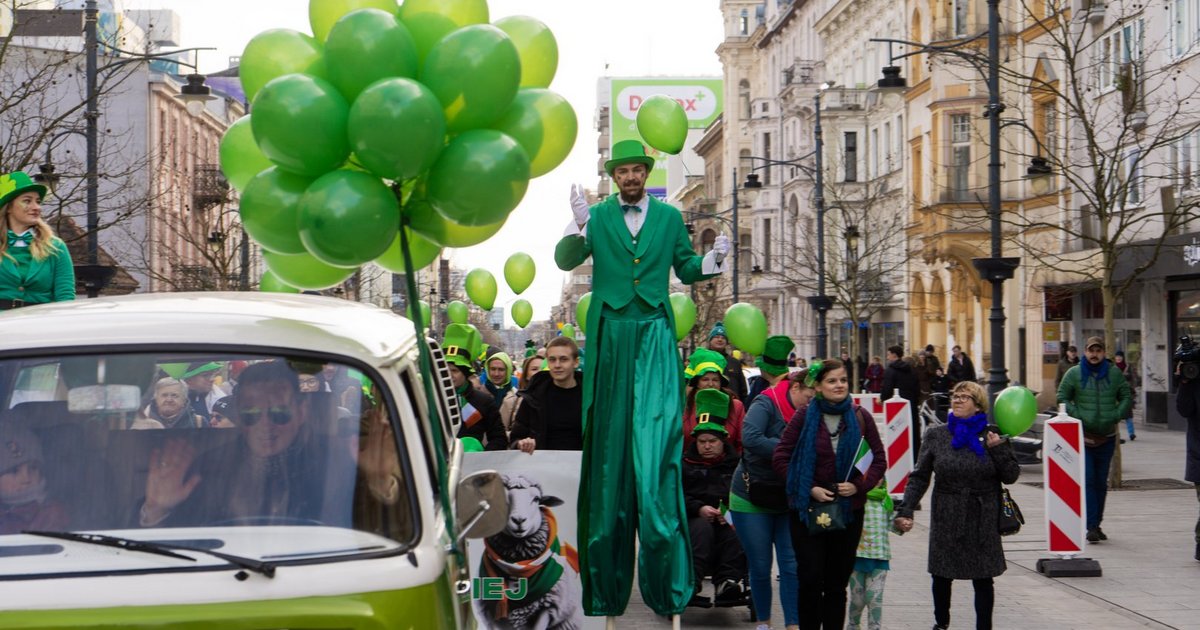 Parada Świętego Patryka przeszła Piotrkowską. Było tłumnie, gwarnie i ...
