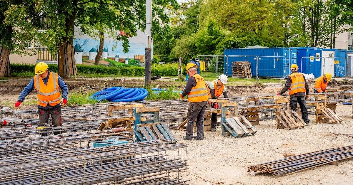 Remont Śmigłego-Rydza i Niższej w Łodzi. Budują konstrukcję nowego torowiska [ZDJĘCIA]: ŁÓDŹ.PL