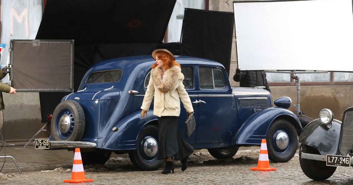 Kinga Dębska kręci historyczny film w Łodzi. Zobacz ekipę filmowców na ...